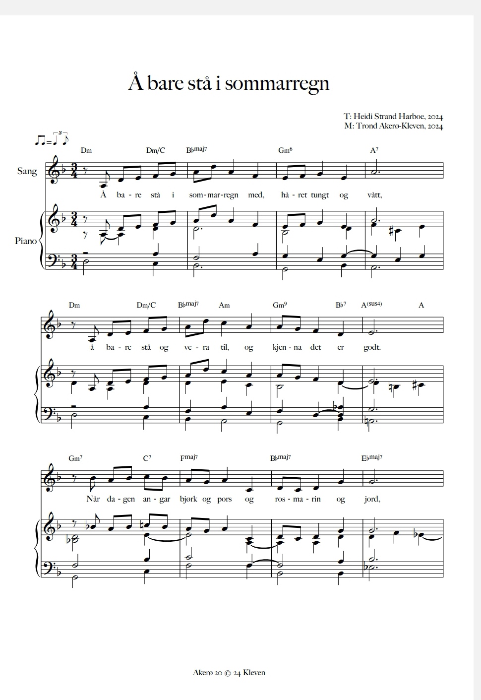 Ein måne bak ei sommarsky, eit skip langt ut frå land, eit gammalt ...